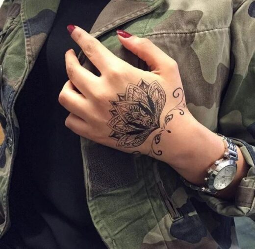 Tatouages mains pour femme : 100 idées tendances