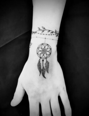Tatouage poignet femme : 100 idées ultra tendance