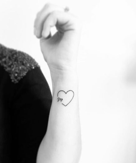 Tatouage poignet femme : 100 idées ultra tendance