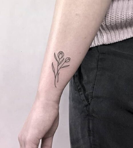 Tatouage poignet femme : 100 meilleures idées tendance (2024)