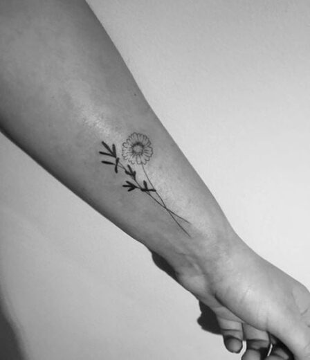 Tatouage poignet femme : 100 meilleures idées tendance (2024)