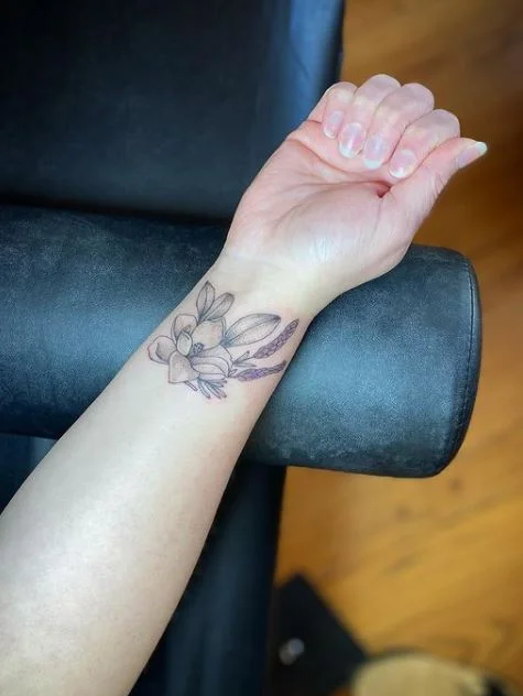 Tatouage poignet femme : 100 meilleures idées tendance (2025)