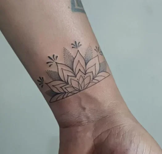 Tatouage poignet femme : 100 meilleures idées tendance (2025)