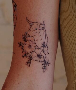 Tatouage signe astrologique taureau : 50 idées et inspirations