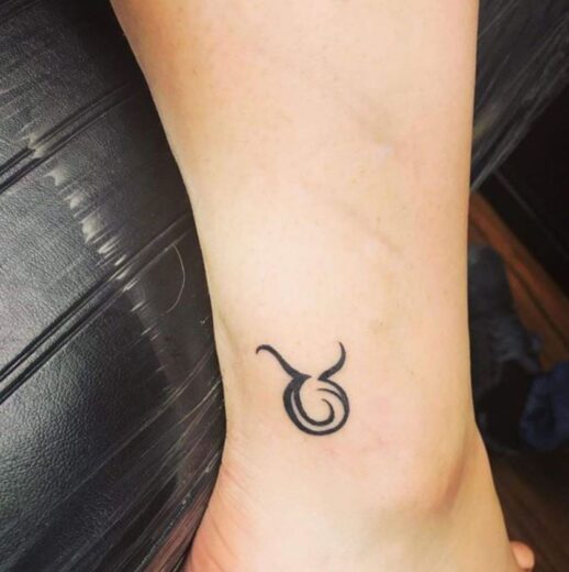 Tatouage signe astrologique taureau : 50 idées et inspirations