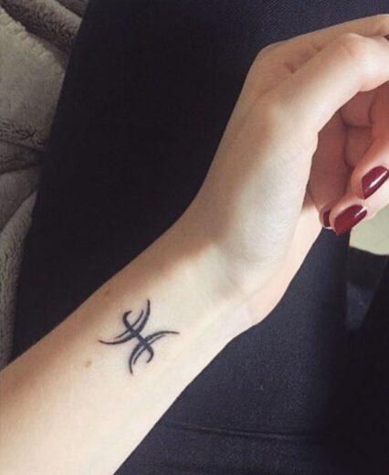 Tatouage signe astrologique poisson : 50 idées et inspirations