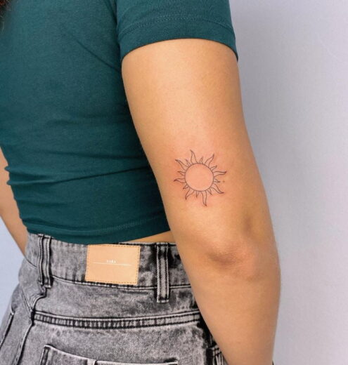 Tatouage soleil minimaliste : 50 photos pour vous inspirer