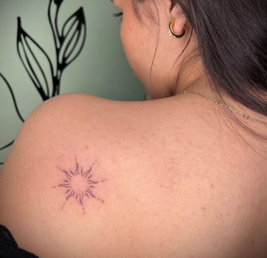 Tatouage soleil minimaliste : 50 photos pour vous inspirer