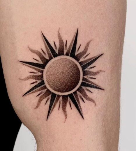 Tatouage de soleil : 100 idées et inspirations photos | 2026