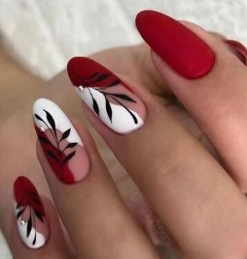 Nail art rouge : 50 photos et inspirations pour vos ongles | 2025