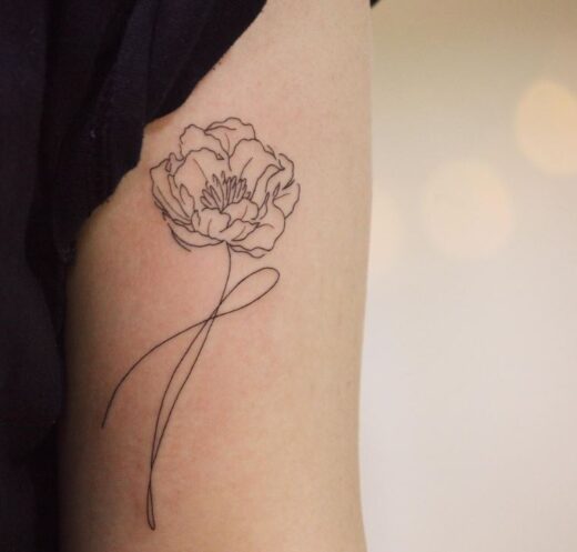 Tatouage pivoine minimaliste : 10 photos pour vous inspirer