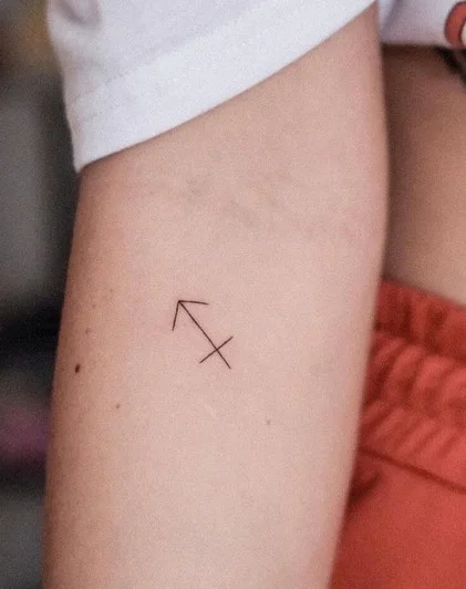 Tatouage signe astrologique sagittaire : 30 idées et inspirations