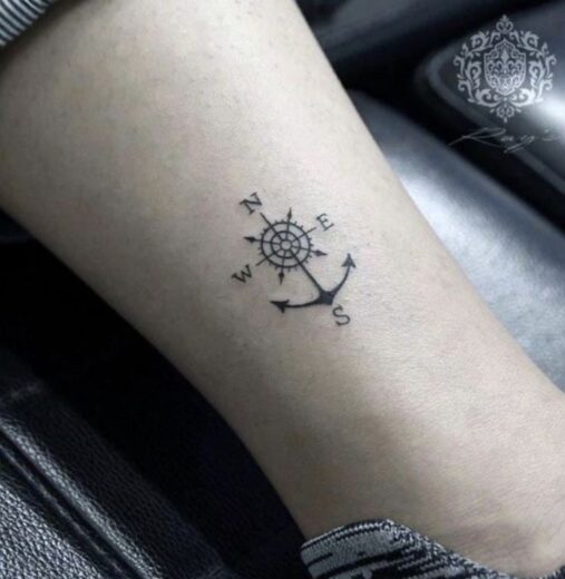 Tatouage Boussole Discret