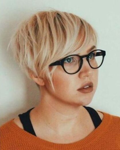 Visage rond : 100 coupes courtes pour affiner votre visage