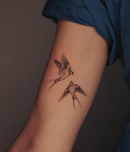 Tatouage Hirondelle Minimaliste