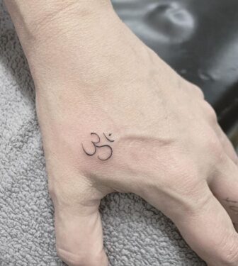 Tatouage main homme : 100 idées très tendance