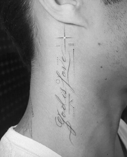 Tatouage cou homme : 50 idées pour s'inspirer et être