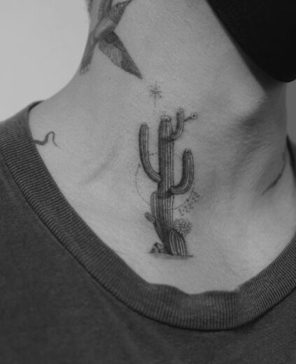 Tatouage cou homme : 50 idées pour s'inspirer et être
