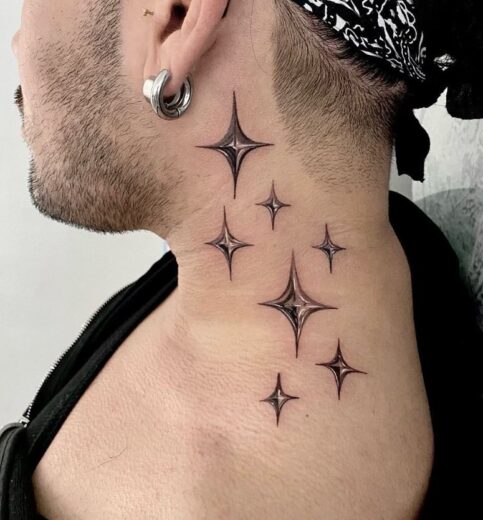 Tatouage cou homme : 50 idées pour s'inspirer et être