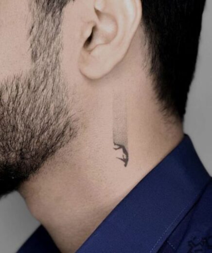 Tatouage cou homme : 50 idées pour s'inspirer et être