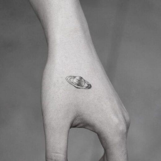 Tatouage main homme : 100 idées très tendance