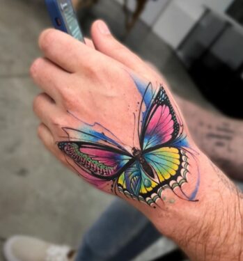 Tatouage main homme : 100 idées très tendance