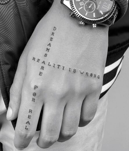 Tatouage main homme : 100 idées très tendance