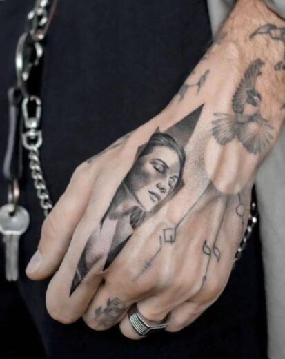 Tatouage main homme : 100 idées très tendance