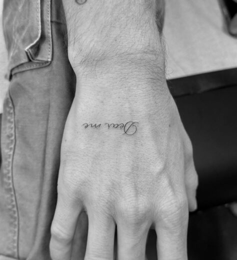 Tatouage main homme : 100 idées très tendance