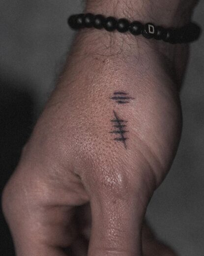 Tatouage main homme : 100 idées très tendance
