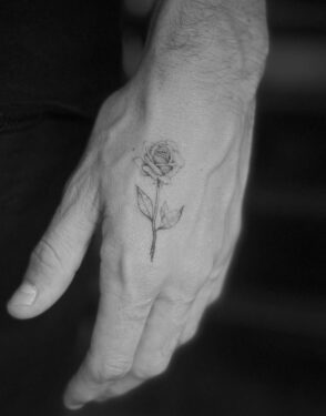 Tatouage main homme : 100 idées très tendance